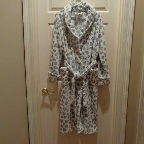 Sonoma | Intimates & Sleepwear | Plush Robe In Snow Leopardhearts ...